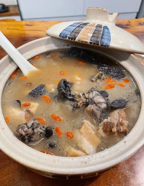 墨鱼炖鸡的禁忌_什么人不能吃-第1张图片-山城妙识 墨鱼炖鸡的禁忌_什么人不能吃-第1张图片-山城妙识