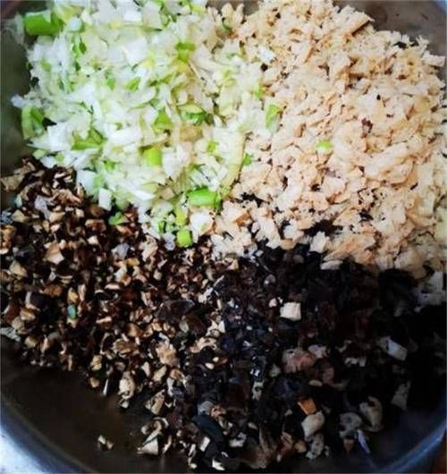 香菇三鲜馅饺子怎么做_素馅饺子馅怎么调才好吃-第3张图片-山城妙识