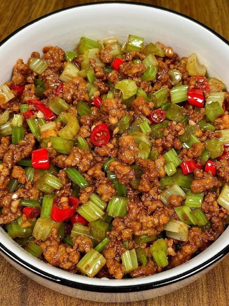 芹菜炒什么好吃家常菜_芹菜炒肉怎么炒才嫩-第2张图片-山城妙识