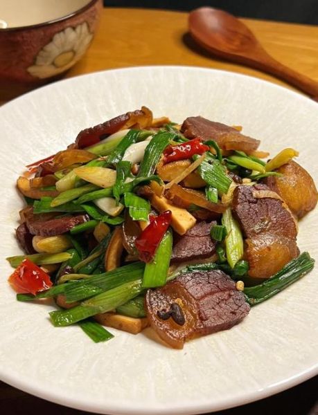 蒜苗炒腊肉怎么做_腊肉炒蒜苗高清图片拍摄技巧-第1张图片-山城妙识 蒜苗炒腊肉怎么做_腊肉炒蒜苗高清图片拍摄技巧-第1张图片-山城妙识