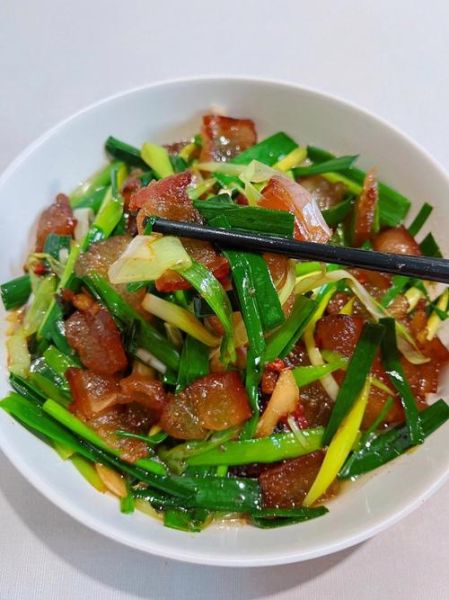 蒜苗炒腊肉怎么做_腊肉炒蒜苗高清图片拍摄技巧-第3张图片-山城妙识 蒜苗炒腊肉怎么做_腊肉炒蒜苗高清图片拍摄技巧-第3张图片-山城妙识