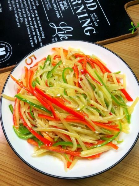 青椒炒土豆丝怎么炒才脆_青椒土豆丝要不要焯水-第2张图片-山城妙识 青椒炒土豆丝怎么炒才脆_青椒土豆丝要不要焯水-第2张图片-山城妙识