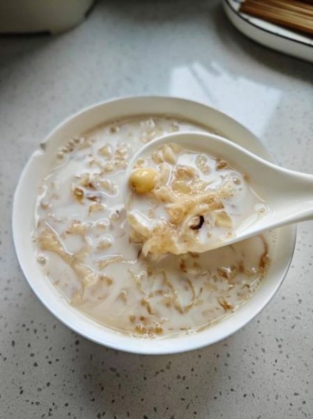 银耳莲子汤什么时候喝最好_晚上喝会不会胖-第2张图片-山城妙识 银耳莲子汤什么时候喝最好_晚上喝会不会胖-第2张图片-山城妙识