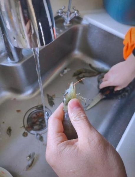 虾是用清水泡还是盐水_虾泡多久才干净-第3张图片-山城妙识