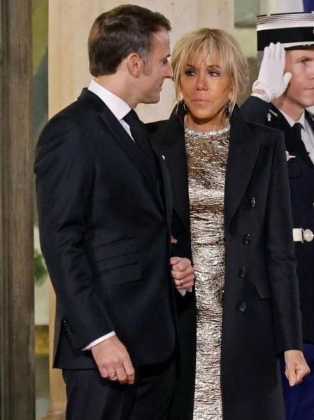 马克龙妻子年龄差多少_马克龙妻子是老师吗-第1张图片-山城妙识