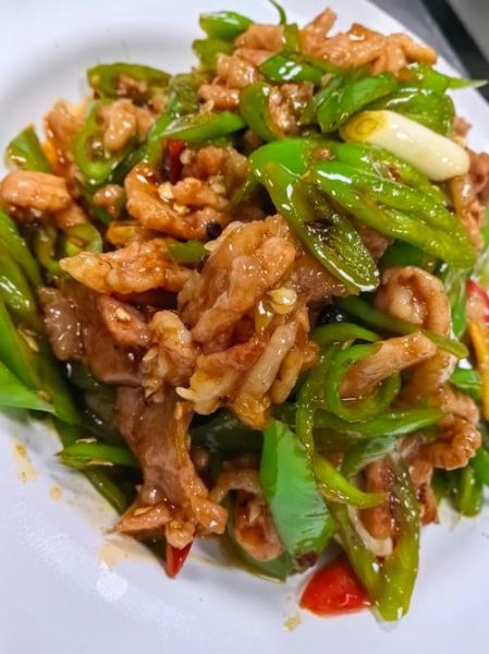 青椒炒肉怎么炒好吃_青椒炒肉先炒肉还是先炒青椒-第1张图片-山城妙识 青椒炒肉怎么炒好吃_青椒炒肉先炒肉还是先炒青椒-第1张图片-山城妙识