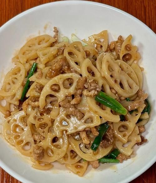 莲菜炒肉怎么炒好吃_莲菜炒肉的家常做法-第1张图片-山城妙识 莲菜炒肉怎么炒好吃_莲菜炒肉的家常做法-第1张图片-山城妙识