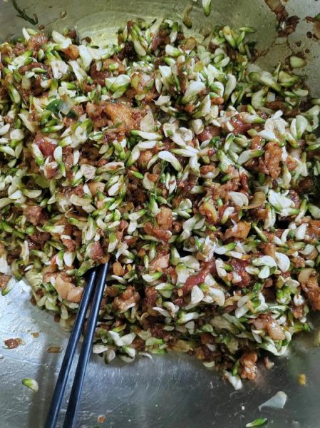 槐树花饺子怎么做_槐树花饺子馅怎么调-第1张图片-山城妙识 槐树花饺子怎么做_槐树花饺子馅怎么调-第1张图片-山城妙识