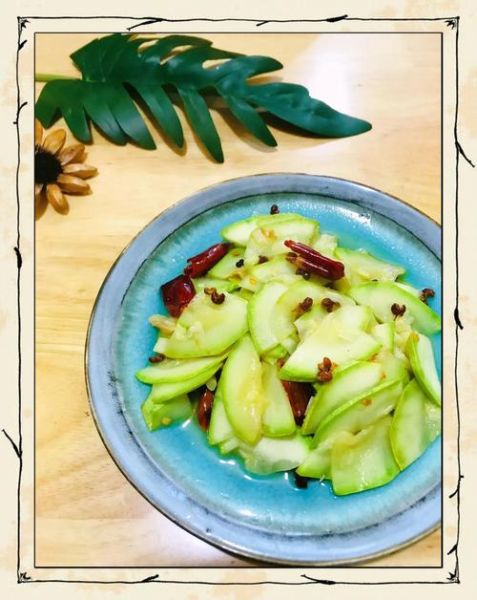 西葫芦凉菜怎么做_西葫芦凉拌需要焯水吗-第1张图片-山城妙识 西葫芦凉菜怎么做_西葫芦凉拌需要焯水吗-第1张图片-山城妙识
