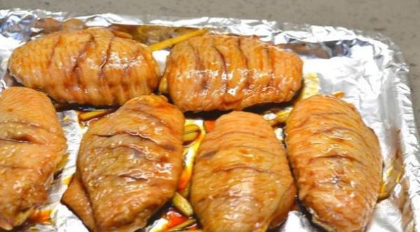 烤箱烤鸡翅一定要锡纸吗_不放锡纸会怎样-第3张图片-山城妙识 烤箱烤鸡翅一定要锡纸吗_不放锡纸会怎样-第3张图片-山城妙识