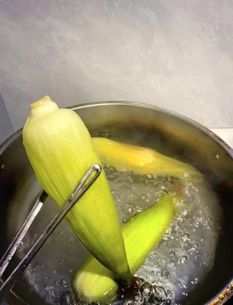 煮玉米放糖还是放盐_哪个更好吃-第1张图片-山城妙识