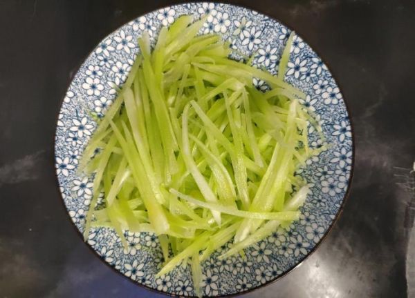 凉拌莴笋丝要不要焯水_莴笋丝焯水窍门-第2张图片-山城妙识