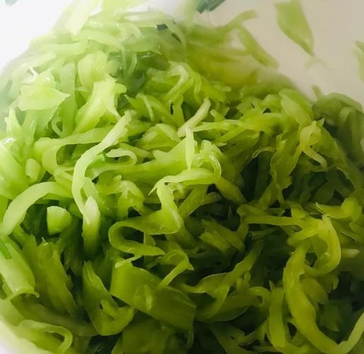 凉拌莴笋丝要不要焯水_莴笋丝焯水窍门-第1张图片-山城妙识