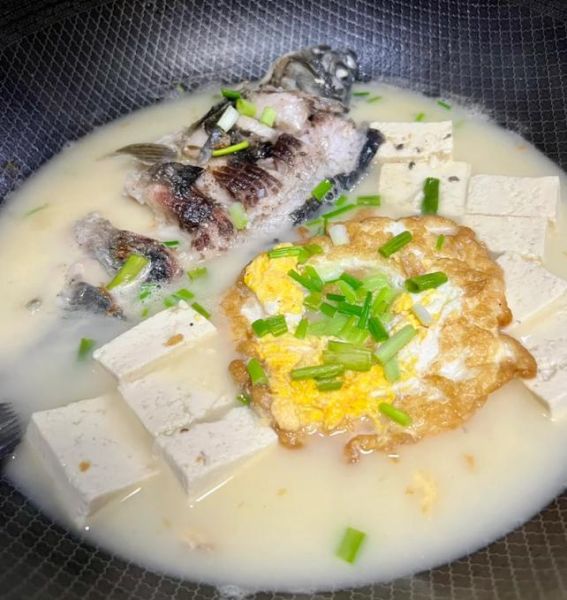 小鲫鱼怎么做好吃_小鲫鱼汤的家常做法-第1张图片-山城妙识