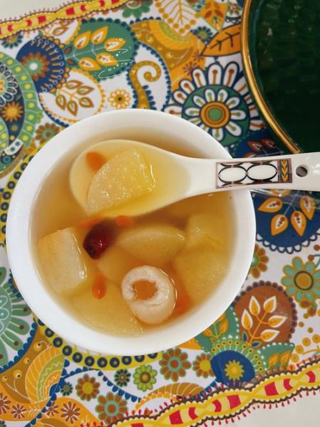 冰糖炖雪梨要加水吗_正确水量比例-第1张图片-山城妙识