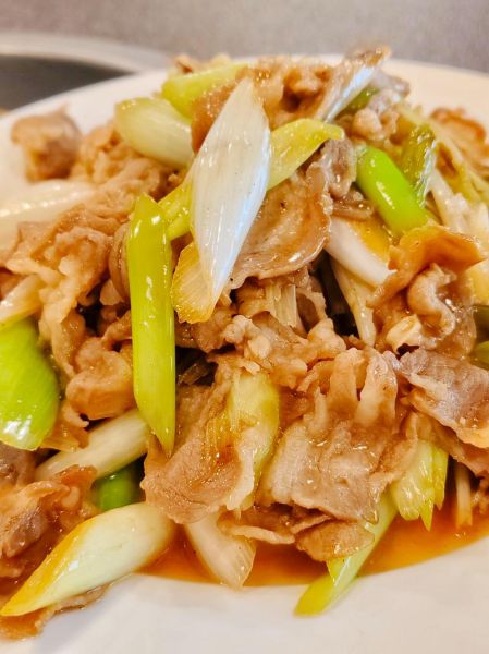 大葱炒羊肉怎么做好吃_羊肉去膻味技巧-第1张图片-山城妙识