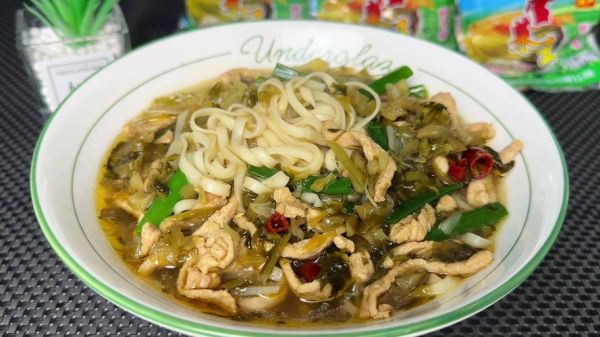 雪菜肉丝面用什么面条_哪种面条最适合雪菜肉丝面-第1张图片-山城妙识 雪菜肉丝面用什么面条_哪种面条最适合雪菜肉丝面-第1张图片-山城妙识