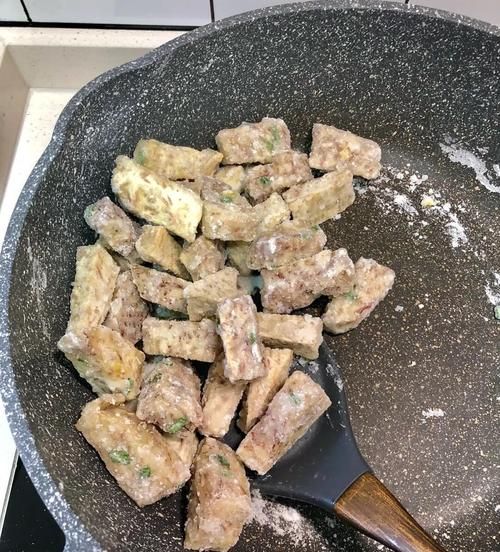 翻砂芋头怎么做_翻砂芋头做法视频教程-第1张图片-山城妙识