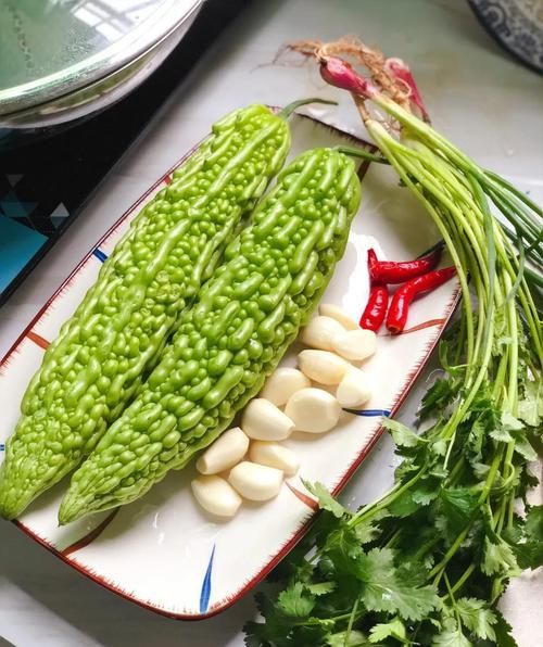 凉拌苦瓜怎么做不苦_家常视频教程-第1张图片-山城妙识 凉拌苦瓜怎么做不苦_家常视频教程-第1张图片-山城妙识