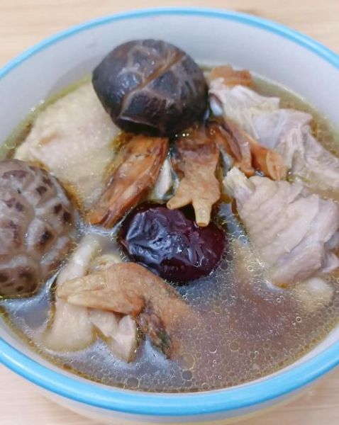 香菇炖土鸡汤怎么炖好喝_香菇炖土鸡汤需要焯水吗-第3张图片-山城妙识