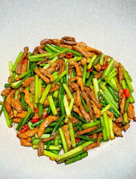 蒜苔炒肉丝怎么炒好吃窍门_蒜苔炒肉先炒蒜苔还是先炒肉-第2张图片-山城妙识