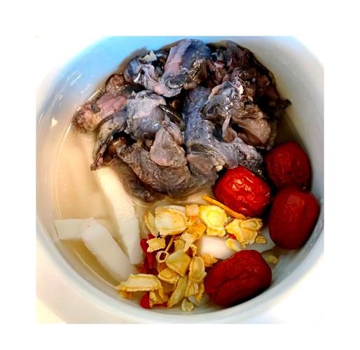 椰子乌鸡汤的功效与作用_孕妇可以喝椰子乌鸡汤吗-第1张图片-山城妙识 椰子乌鸡汤的功效与作用_孕妇可以喝椰子乌鸡汤吗-第1张图片-山城妙识