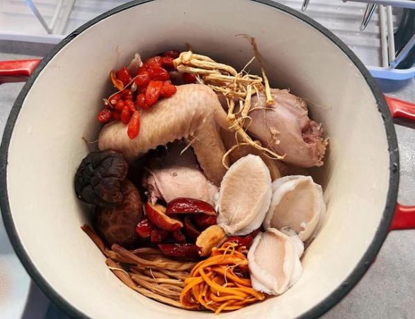 干鲍鱼鸡汤怎么炖_干鲍鱼鸡汤功效与禁忌-第1张图片-山城妙识