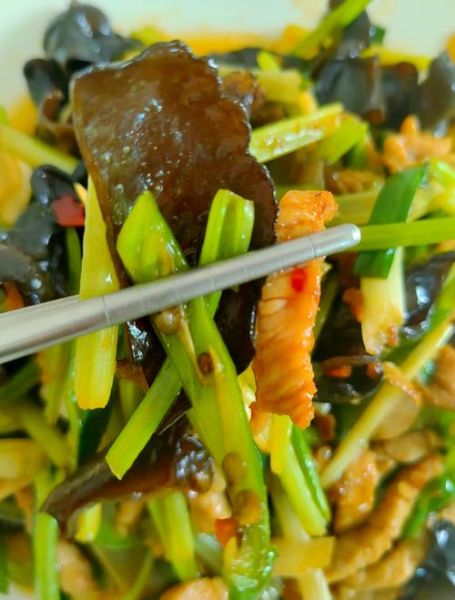 木耳芹菜炒肉丝怎么做_木耳芹菜炒肉丝热量高吗-第3张图片-山城妙识 木耳芹菜炒肉丝怎么做_木耳芹菜炒肉丝热量高吗-第3张图片-山城妙识