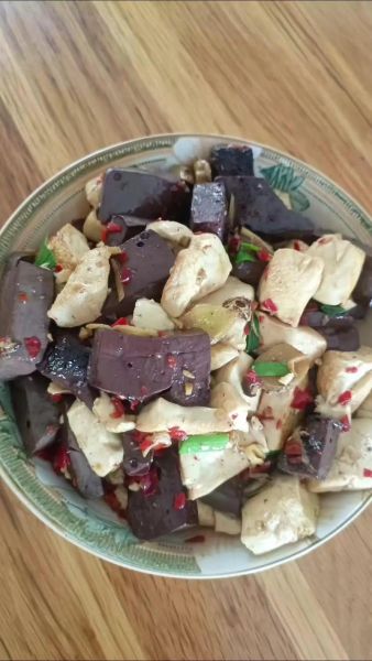 猪血烧豆腐怎么做_猪血烧豆腐的营养价值-第1张图片-山城妙识 猪血烧豆腐怎么做_猪血烧豆腐的营养价值-第1张图片-山城妙识