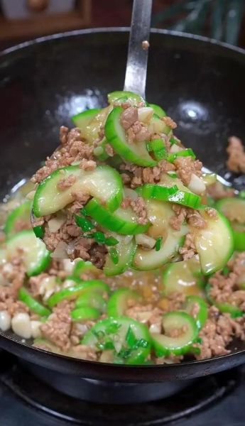 丝瓜炒肉怎么做好吃窍门_丝瓜炒肉先炒肉还是先炒丝瓜-第1张图片-山城妙识 丝瓜炒肉怎么做好吃窍门_丝瓜炒肉先炒肉还是先炒丝瓜-第1张图片-山城妙识