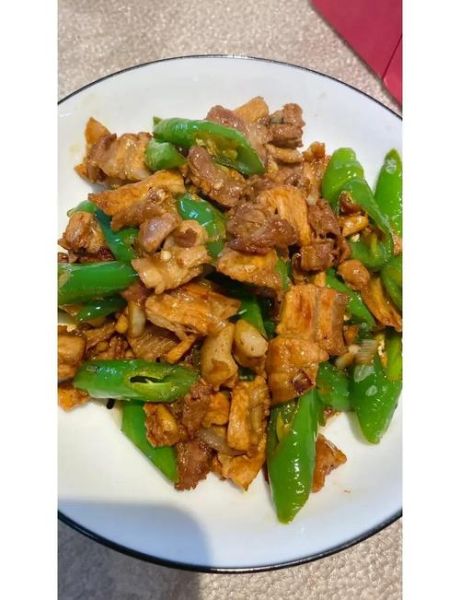 青椒炒五花肉怎么炒才好吃_青椒炒五花肉用不用焯水-第2张图片-山城妙识 青椒炒五花肉怎么炒才好吃_青椒炒五花肉用不用焯水-第2张图片-山城妙识