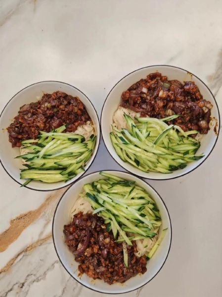 简易炸酱面怎么做_炸酱面家常做法步骤-第2张图片-山城妙识 简易炸酱面怎么做_炸酱面家常做法步骤-第2张图片-山城妙识